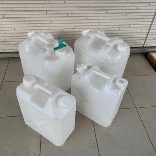 ポリタンク4個 沢水保管に使用 20L×2 10L×2 (naoki) 可児のその他の中古あげます・譲ります｜ジモティーで不用品の処分
