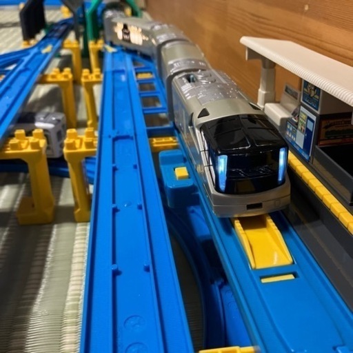 P049 プラレール ライト付TRAIN SUITE 四季島(プラキッズ6体付) (ミツコネン) 高槻のおもちゃ《レールトイ》の中古あげます ...