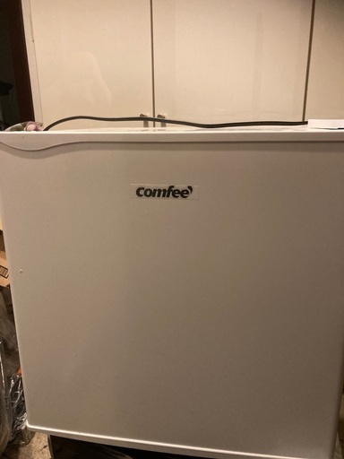 COMFEE' 冷蔵庫 45L 右開き ホワイト RCD45WH/E コンパクト 2022年製 (てつ) 目黒のキッチン家電《冷蔵庫》の中古あげます・譲ります｜ジモティーで不用品の処分