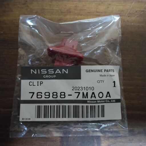 新品 日産純正部品 CLIP フロントピラーガーニッシュ Aピラークリップ エクストレイル/デイズ/サクラ等 赤色 76988-7MAOA ...