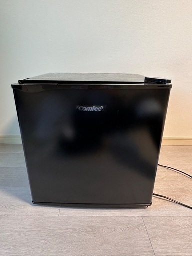 COMFEE' 冷蔵庫 45L 右開き ブラック RCD45BL(E) (まる) 丸太町のキッチン家電《冷蔵庫》の中古あげます・譲ります｜ジモティーで不用品の処分